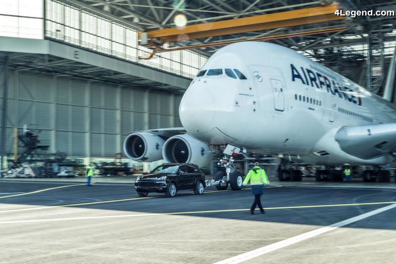 Vidéo d’un Porsche Cayenne qui tracte un avion Airbus A380 d’Air France ...