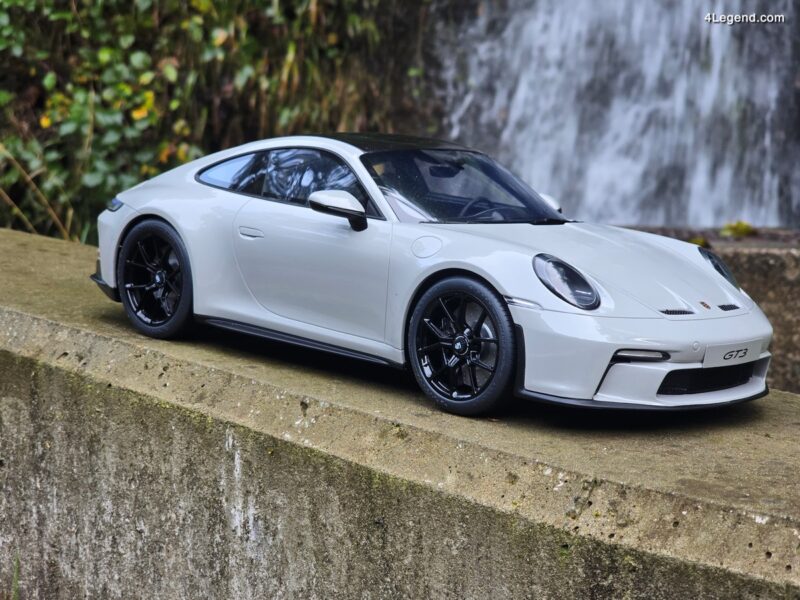Miniature Porsche 911 GT3 Touring Type 992 de 2022 par GT Spirit au 1: ...
